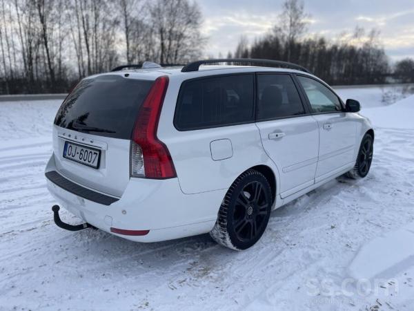 White Volvo V50 2009 in Cesis, with an engine capacity of 1.60 L and mileage of 0 thousand km for 3350 €, photo 3 on AUTOMOTO.COM.LV
