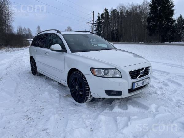 White Volvo V50 2009 in Cesis, with an engine capacity of 1.60 L and mileage of 0 thousand km for 3350 €, photo 4 on AUTOMOTO.COM.LV