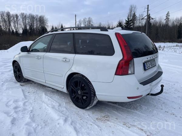 White Volvo V50 2009 in Cesis, with an engine capacity of 1.60 L and mileage of 0 thousand km for 3350 €, photo 5 on AUTOMOTO.COM.LV