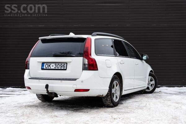 White Volvo V50 2009 in Riga, with an engine capacity of 1.60 L and mileage of 248 thousand km for 4490 €, photo 3 on AUTOMOTO.COM.LV