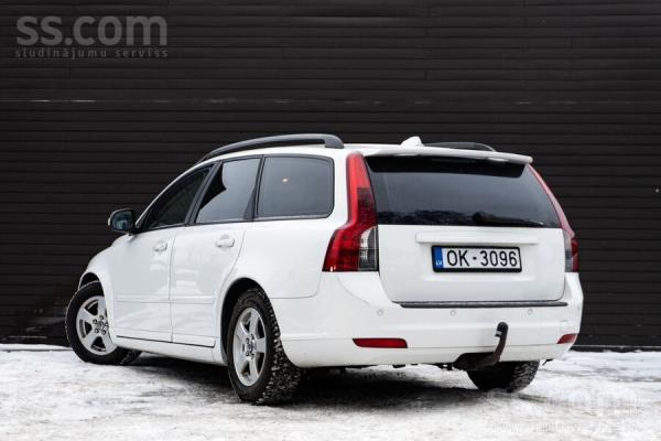 White Volvo V50 2009 in Riga, with an engine capacity of 1.60 L and mileage of 248 thousand km for 4490 €, photo 4 on AUTOMOTO.COM.LV