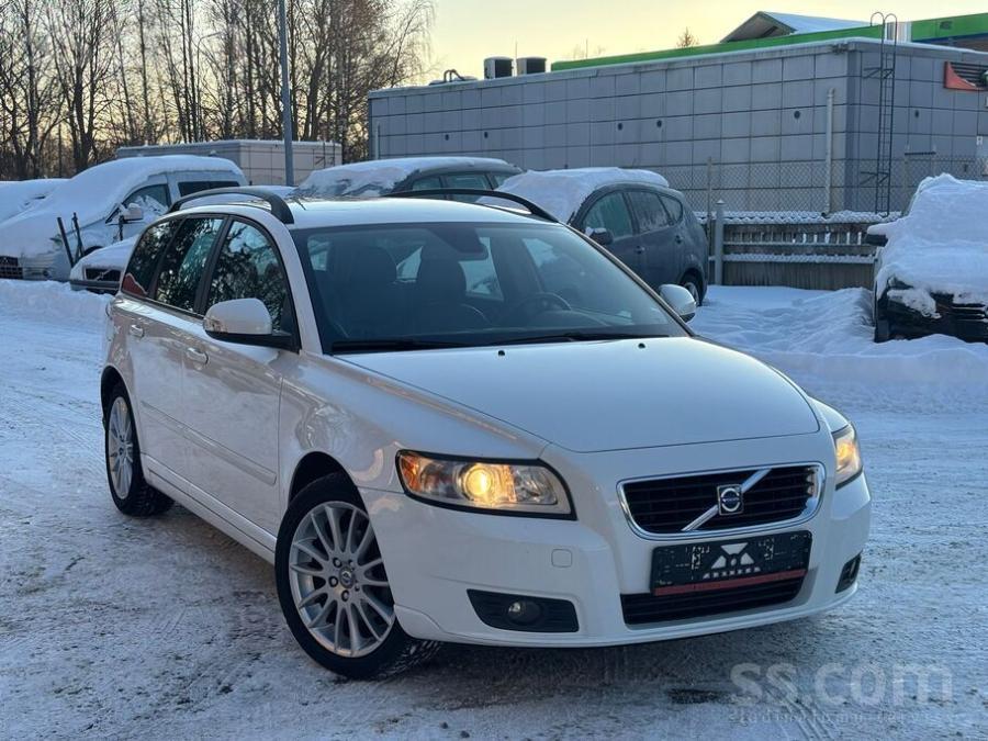Balts Volvo V50 2009 Rīga, ar dzinēja tilpumu 1.60 L un nobraukumu 218 tūkst. km par 3950 €, foto 1 vietnē AUTOMOTO.COM.LV