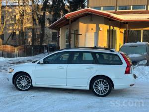 Balts Volvo V50 2009 Rīga, ar dzinēja tilpumu 1.60 L un nobraukumu 218 tūkst. km par 3950 €, foto 3 vietnē AUTOMOTO.COM.LV