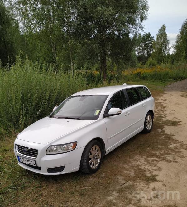 Balts Volvo V50 2009 Rīga, ar dzinēja tilpumu 2.00 L un nobraukumu 329 tūkst. km par 2900 €, foto 1 vietnē AUTOMOTO.COM.LV