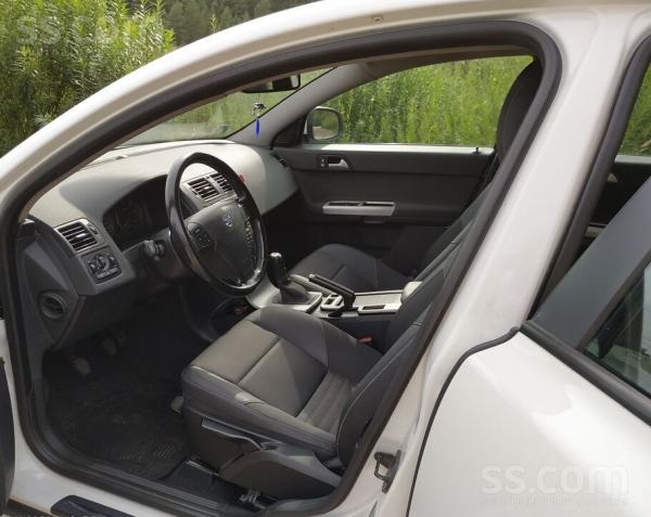 Balts Volvo V50 2009 Rīga, ar dzinēja tilpumu 2.00 L un nobraukumu 329 tūkst. km par 2900 €, foto 4 vietnē AUTOMOTO.COM.LV