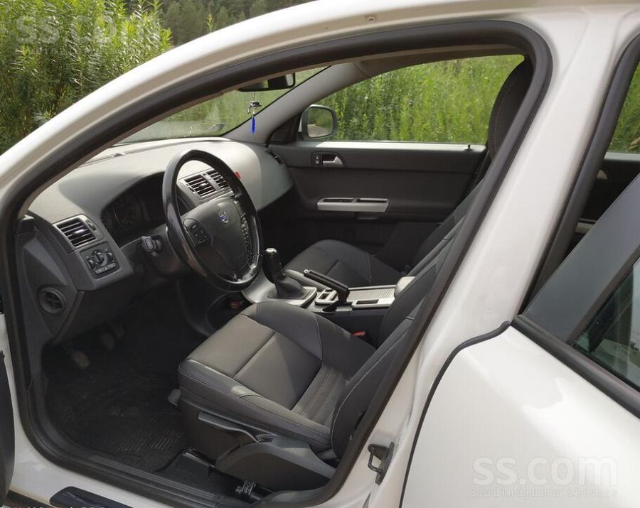 Balts Volvo V50 2009 Rīga, ar dzinēja tilpumu 2.00 L un nobraukumu 329 tūkst. km par 2900 €, foto 5 vietnē AUTOMOTO.COM.LV