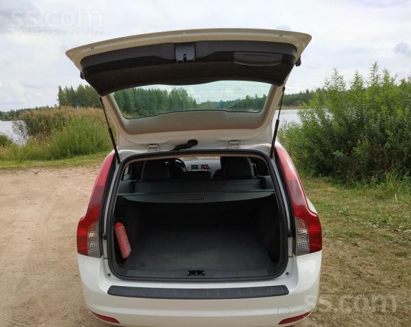 Balts Volvo V50 2009 Rīga, ar dzinēja tilpumu 2.00 L un nobraukumu 329 tūkst. km par 2900 €, foto 6 vietnē AUTOMOTO.COM.LV
