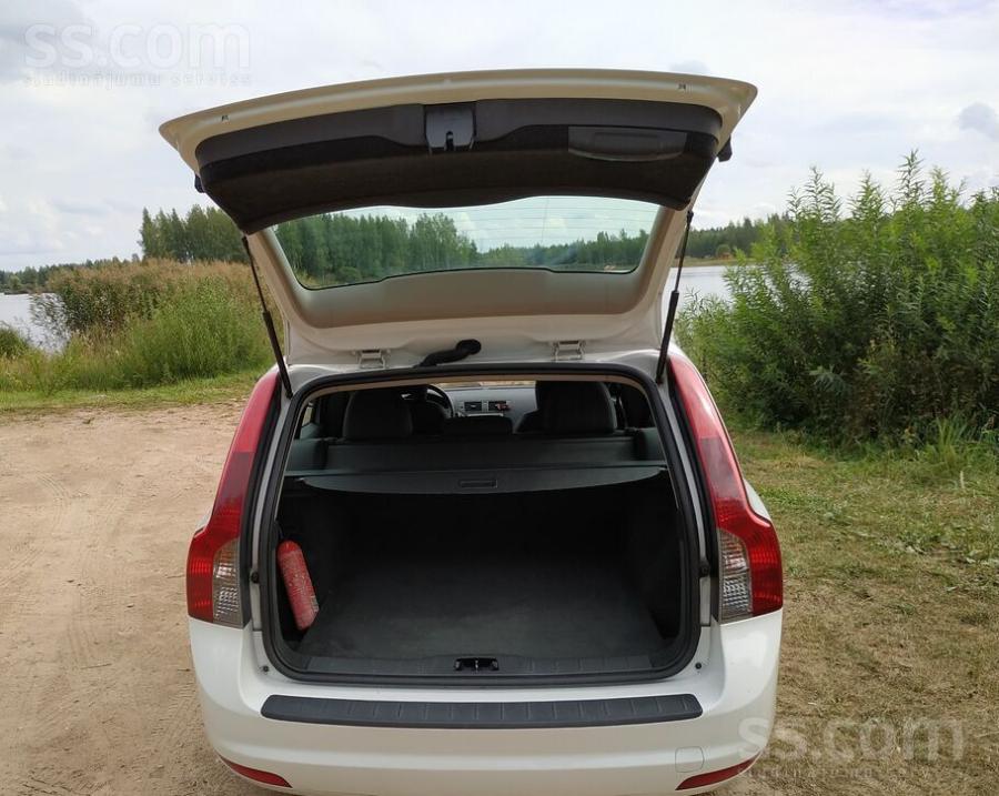 Balts Volvo V50 2009 Rīga, ar dzinēja tilpumu 2.00 L un nobraukumu 329 tūkst. km par 2900 €, foto 7 vietnē AUTOMOTO.COM.LV
