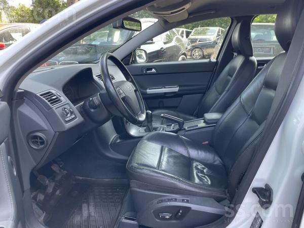 White Volvo V50 2009 in Riga, with an engine capacity of 1.60 L and mileage of 333 thousand km for 3290 €, photo 10 on AUTOMOTO.COM.LV