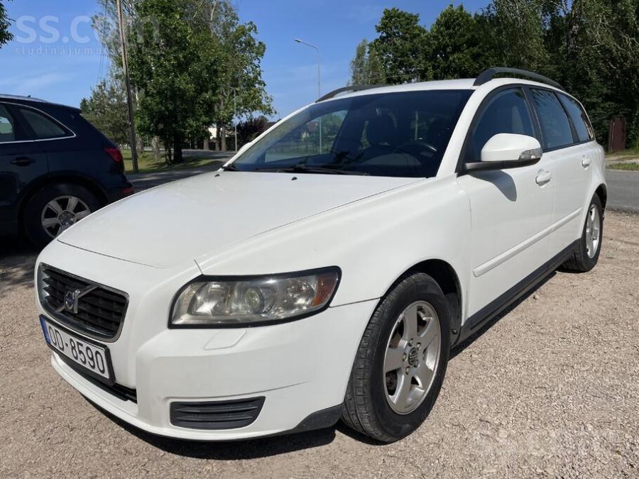 Balts Volvo V50 2009 Rīga, ar dzinēja tilpumu 1.60 L un nobraukumu 333 tūkst. km par 3290 €, foto 1 vietnē AUTOMOTO.COM.LV
