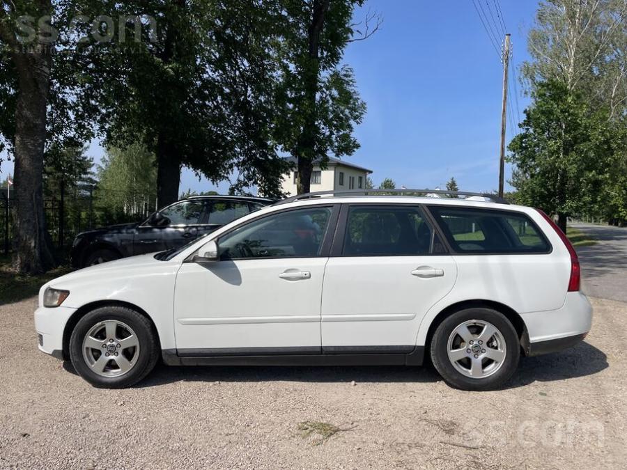 Balts Volvo V50 2009 Rīga, ar dzinēja tilpumu 1.60 L un nobraukumu 333 tūkst. km par 3290 €, foto 3 vietnē AUTOMOTO.COM.LV