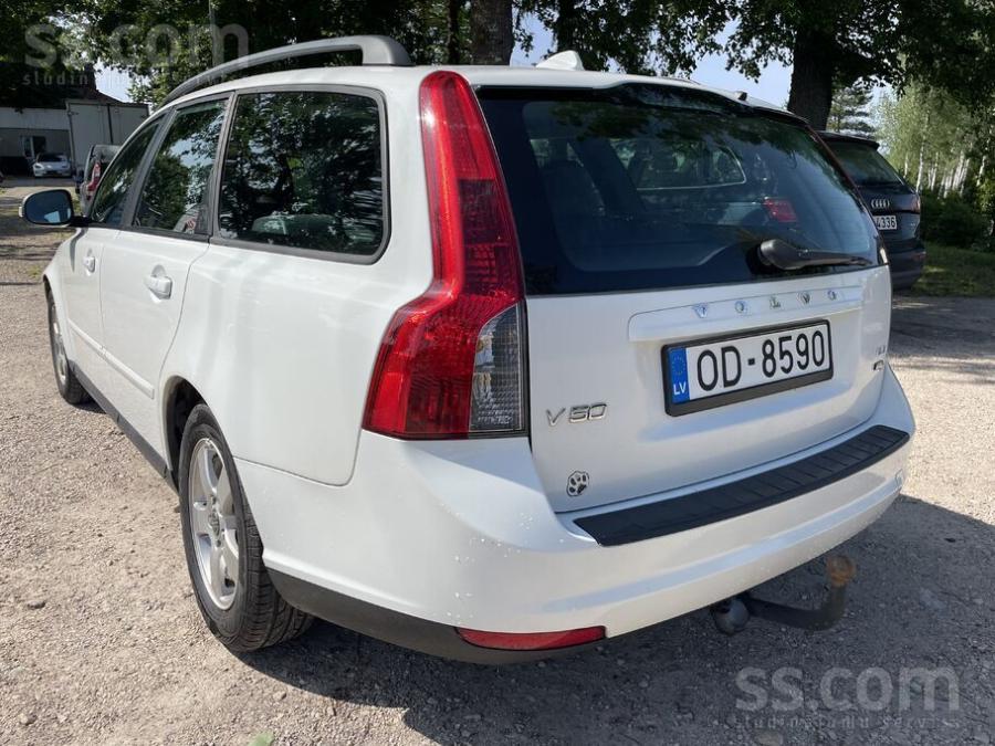 Balts Volvo V50 2009 Rīga, ar dzinēja tilpumu 1.60 L un nobraukumu 333 tūkst. km par 3290 €, foto 4 vietnē AUTOMOTO.COM.LV