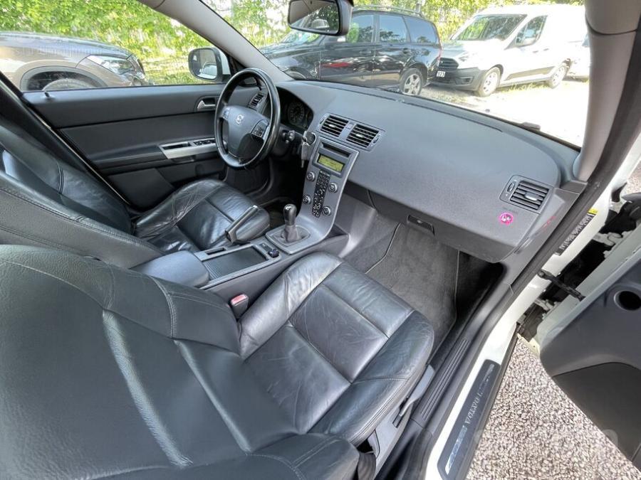 Balts Volvo V50 2009 Rīga, ar dzinēja tilpumu 1.60 L un nobraukumu 333 tūkst. km par 3290 €, foto 20 vietnē AUTOMOTO.COM.LV