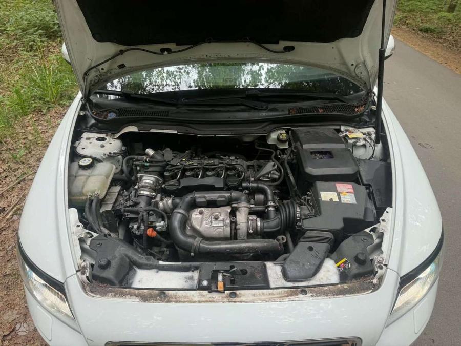 White Volvo V50 2009 in Siauliai, with an engine capacity of 0.00 L and mileage of 256 thousand km for 3250 €, photo 4 on AUTOMOTO.COM.LV