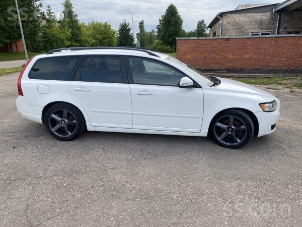 White Volvo V50 2009 in Ludza, with an engine capacity of 2.00 L and mileage of 0 thousand km for 3500 €, photo 4 on AUTOMOTO.COM.LV