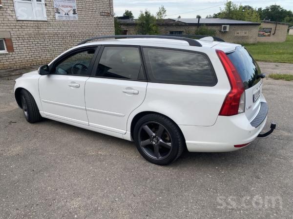 White Volvo V50 2009 in Ludza, with an engine capacity of 2.00 L and mileage of 0 thousand km for 3500 €, photo 7 on AUTOMOTO.COM.LV