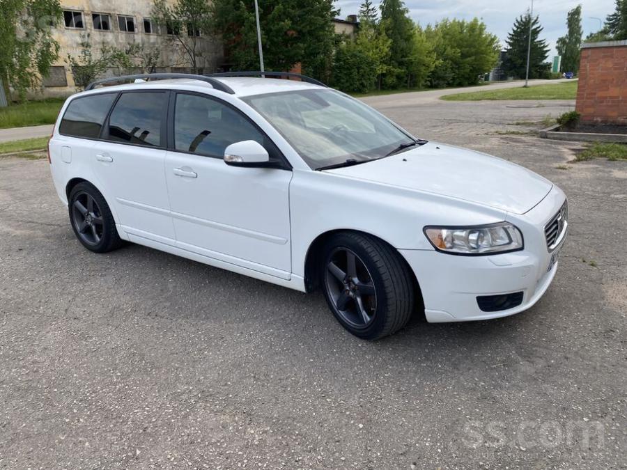 Balts Volvo V50 2009 Ludza, ar dzinēja tilpumu 2.00 L un nobraukumu 0 tūkst. km par 3500 €, foto 4 vietnē AUTOMOTO.COM.LV