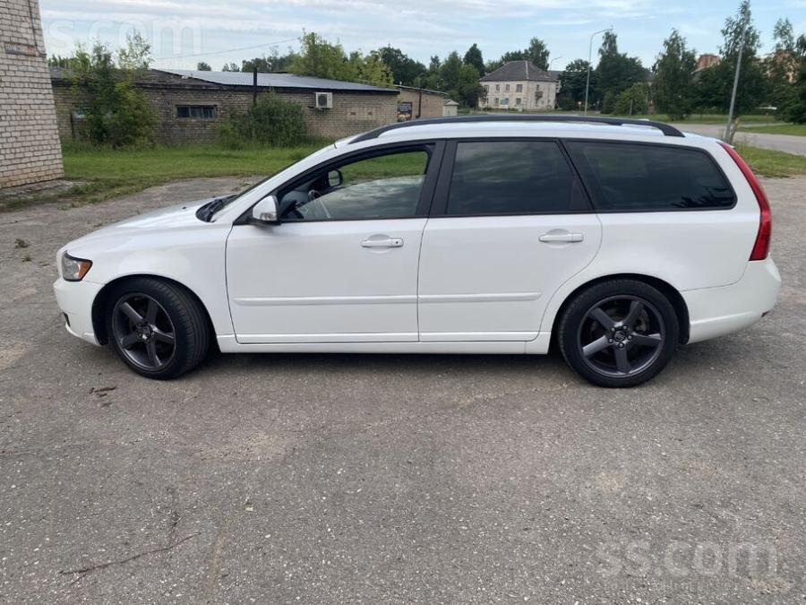 Balts Volvo V50 2009 Ludza, ar dzinēja tilpumu 2.00 L un nobraukumu 0 tūkst. km par 3500 €, foto 9 vietnē AUTOMOTO.COM.LV
