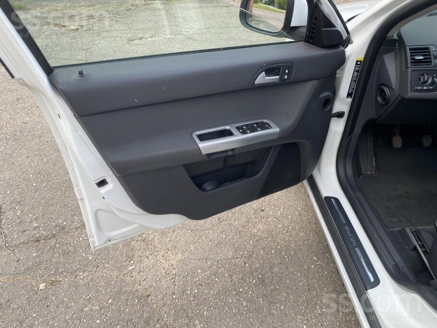 Balts Volvo V50 2009 Ludza, ar dzinēja tilpumu 2.00 L un nobraukumu 0 tūkst. km par 3500 €, foto 12 vietnē AUTOMOTO.COM.LV
