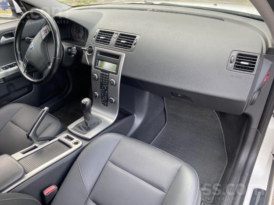 Balts Volvo V50 2009 Ludza, ar dzinēja tilpumu 2.00 L un nobraukumu 0 tūkst. km par 3500 €, foto 19 vietnē AUTOMOTO.COM.LV