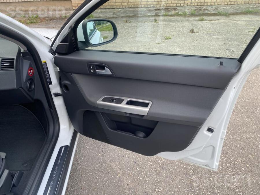 Balts Volvo V50 2009 Ludza, ar dzinēja tilpumu 2.00 L un nobraukumu 0 tūkst. km par 3500 €, foto 21 vietnē AUTOMOTO.COM.LV