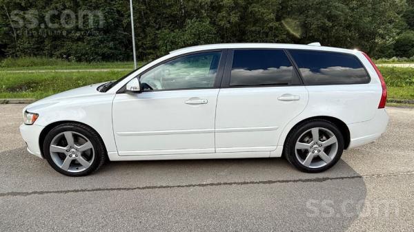 White Volvo V50 2009 in Preili, with an engine capacity of 2.40 L and mileage of 277 thousand km for 2800 €, photo 2 on AUTOMOTO.COM.LV