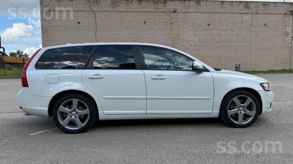 White Volvo V50 2009 in Preili, with an engine capacity of 2.40 L and mileage of 277 thousand km for 2800 €, photo 5 on AUTOMOTO.COM.LV
