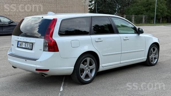 White Volvo V50 2009 in Preili, with an engine capacity of 2.40 L and mileage of 277 thousand km for 2800 €, photo 6 on AUTOMOTO.COM.LV