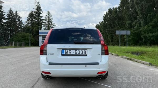 White Volvo V50 2009 in Preili, with an engine capacity of 2.40 L and mileage of 277 thousand km for 2800 €, photo 7 on AUTOMOTO.COM.LV