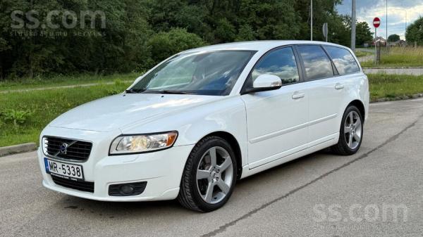 White Volvo V50 2009 in Preili, with an engine capacity of 2.40 L and mileage of 277 thousand km for 2800 €, photo 10 on AUTOMOTO.COM.LV