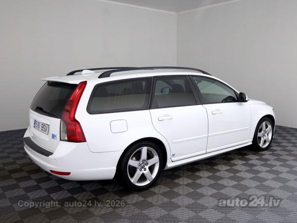 White Volvo V50 2009 in Tallinn, with an engine capacity of 2.00 L and mileage of 269 thousand km for 2999 €, photo 3 on AUTOMOTO.COM.LV