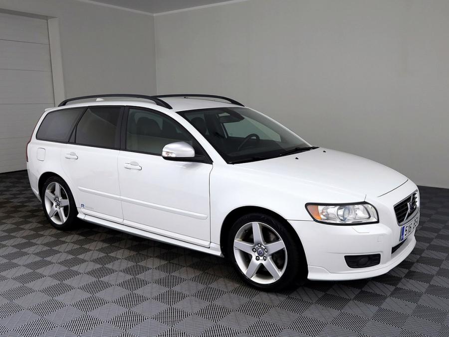 Balts Volvo V50 2009 Tallina, ar dzinēja tilpumu 2.00 L un nobraukumu 269 tūkst. km par 2999 €, foto 1 vietnē AUTOMOTO.COM.LV