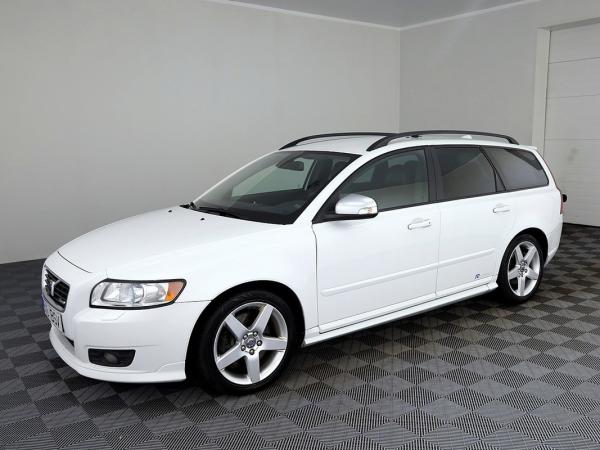 White Volvo V50 2009 in Tallinn, with an engine capacity of 2.00 L and mileage of 269 thousand km for 2999 €, photo 2 on AUTOMOTO.COM.LV