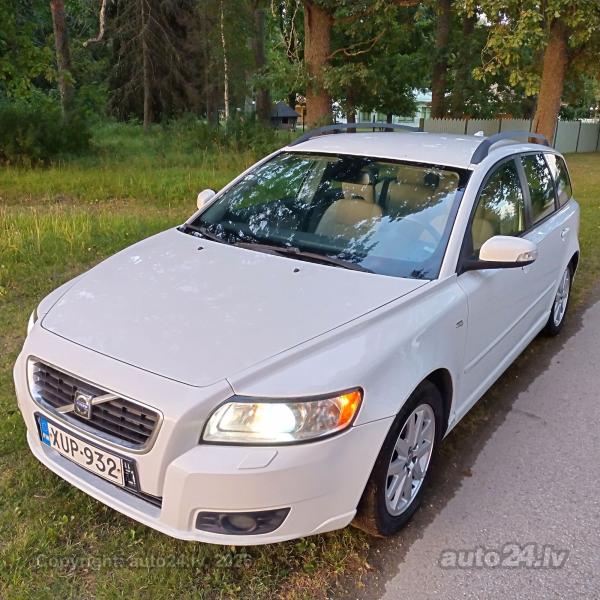 White Volvo V50 2009 in Voru, with an engine capacity of 1.60 L and mileage of 303 thousand km for 3400 €, photo 1 on AUTOMOTO.COM.LV