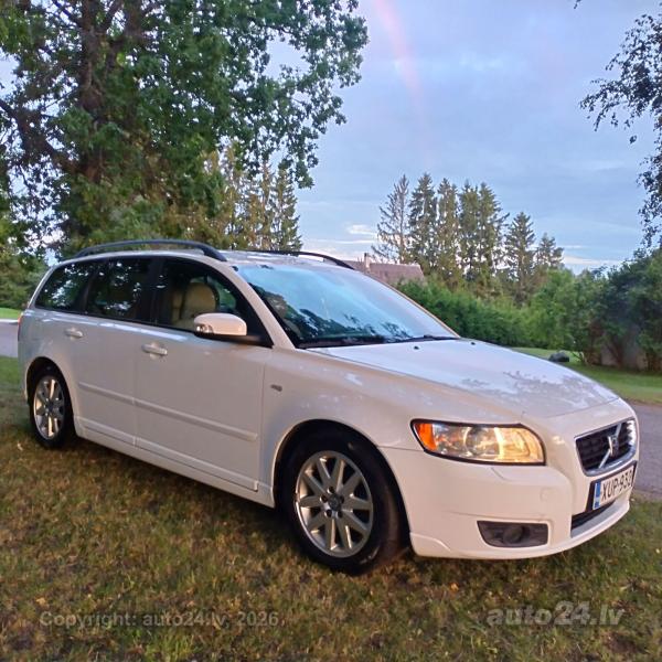 White Volvo V50 2009 in Voru, with an engine capacity of 1.60 L and mileage of 303 thousand km for 3400 €, photo 3 on AUTOMOTO.COM.LV