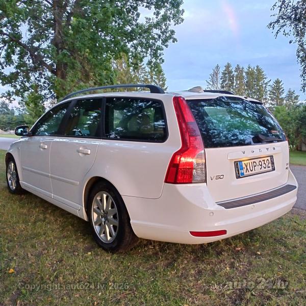 White Volvo V50 2009 in Voru, with an engine capacity of 1.60 L and mileage of 303 thousand km for 3400 €, photo 4 on AUTOMOTO.COM.LV