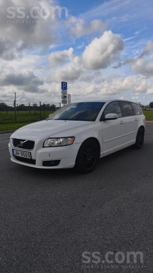Balts Volvo V50 2009 Rīga, ar dzinēja tilpumu 2.00 L un nobraukumu 298 tūkst. km par 4000 €, foto 1 vietnē AUTOMOTO.COM.LV