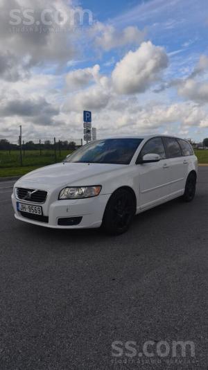 White Volvo V50 2009 in Riga, with an engine capacity of 2.00 L and mileage of 298 thousand km for 4000 €, photo  on AUTOMOTO.COM.LV