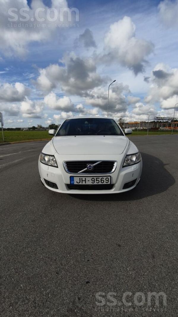 Balts Volvo V50 2009 Rīga, ar dzinēja tilpumu 2.00 L un nobraukumu 298 tūkst. km par 4000 €, foto 2 vietnē AUTOMOTO.COM.LV
