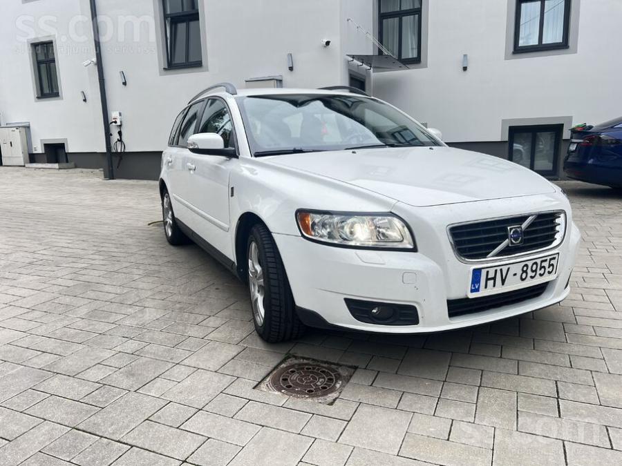 Balts Volvo V50 2009 Rīga, ar dzinēja tilpumu 2.00 L un nobraukumu 259 tūkst. km par 3200 €, foto 1 vietnē AUTOMOTO.COM.LV