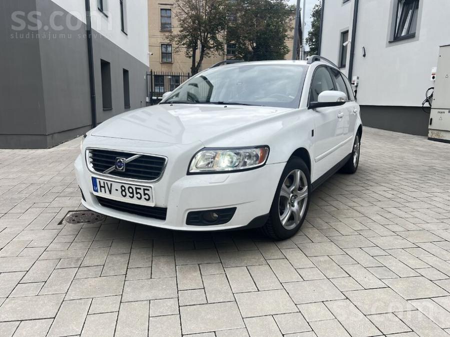 Balts Volvo V50 2009 Rīga, ar dzinēja tilpumu 2.00 L un nobraukumu 259 tūkst. km par 3200 €, foto 3 vietnē AUTOMOTO.COM.LV
