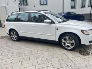 Balts Volvo V50 2009 Rīga, ar dzinēja tilpumu 2.00 L un nobraukumu 259 tūkst. km par 3200 €, foto 4 vietnē AUTOMOTO.COM.LV
