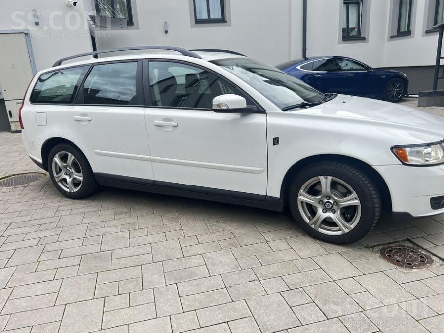 Balts Volvo V50 2009 Rīga, ar dzinēja tilpumu 2.00 L un nobraukumu 259 tūkst. km par 3200 €, foto 4 vietnē AUTOMOTO.COM.LV