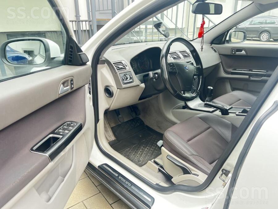Balts Volvo V50 2009 Rīga, ar dzinēja tilpumu 2.00 L un nobraukumu 259 tūkst. km par 3200 €, foto 14 vietnē AUTOMOTO.COM.LV