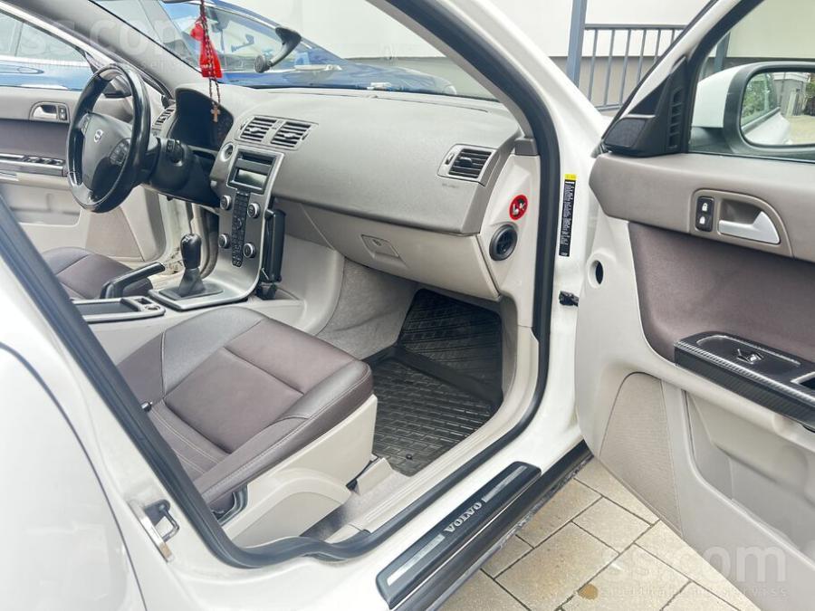 Balts Volvo V50 2009 Rīga, ar dzinēja tilpumu 2.00 L un nobraukumu 259 tūkst. km par 3200 €, foto 17 vietnē AUTOMOTO.COM.LV
