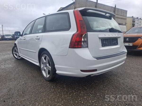 Balts Volvo V50 2009 Talsi, ar dzinēja tilpumu 2.40 L un nobraukumu 276 tūkst. km par 3800 €, foto 4 vietnē AUTOMOTO.COM.LV