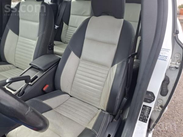 Balts Volvo V50 2009 Talsi, ar dzinēja tilpumu 2.40 L un nobraukumu 276 tūkst. km par 3800 €, foto 10 vietnē AUTOMOTO.COM.LV