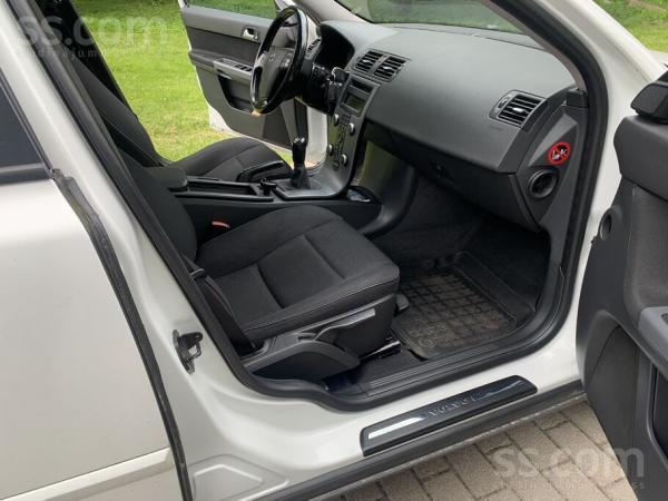 Balts Volvo V50 2010 Rīga, ar dzinēja tilpumu 2.00 L un nobraukumu 354 tūkst. km par 2850 €, foto 3 vietnē AUTOMOTO.COM.LV