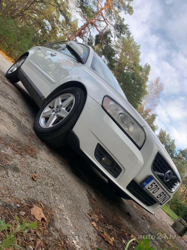 White Volvo V50 2010 in Tallinn, with an engine capacity of 2.00 L and mileage of 0 thousand km for 2900 €, photo 1 on AUTOMOTO.COM.LV