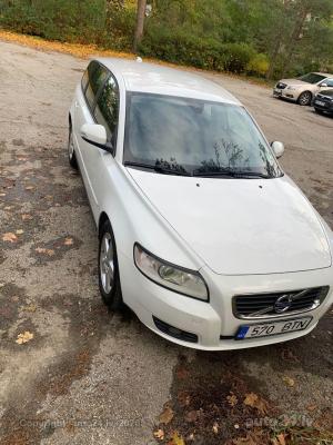 White Volvo V50 2010 in Tallinn, with an engine capacity of 2.00 L and mileage of 0 thousand km for 2900 €, photo 2 on AUTOMOTO.COM.LV